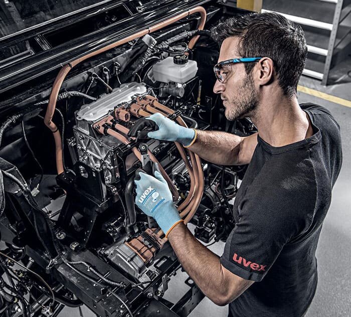Occupational safety for the automotive industry | uvex automotive